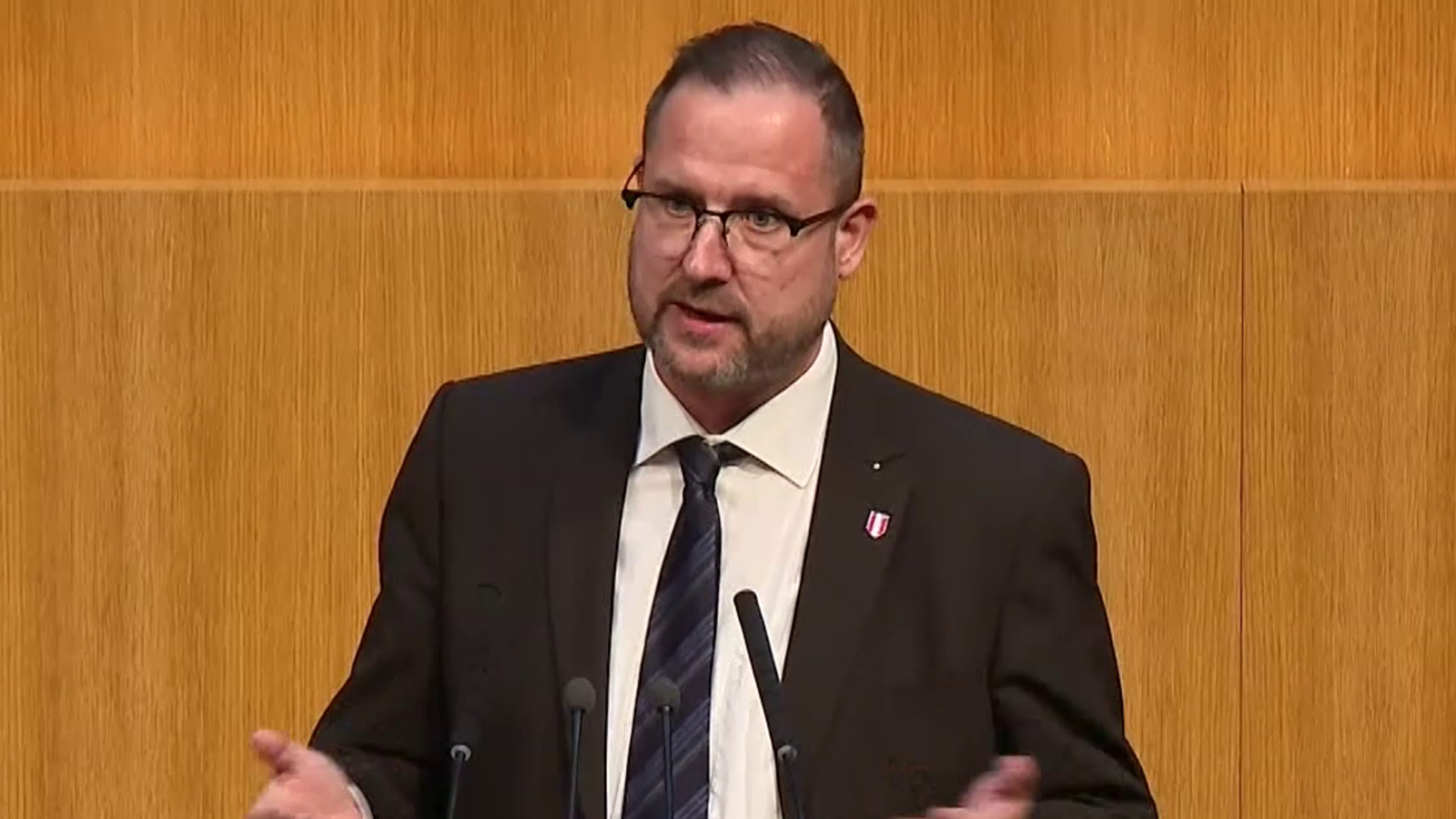 Heftiger Schlagabtausch im Parlament | Christian Hafenecker - oe24.tv