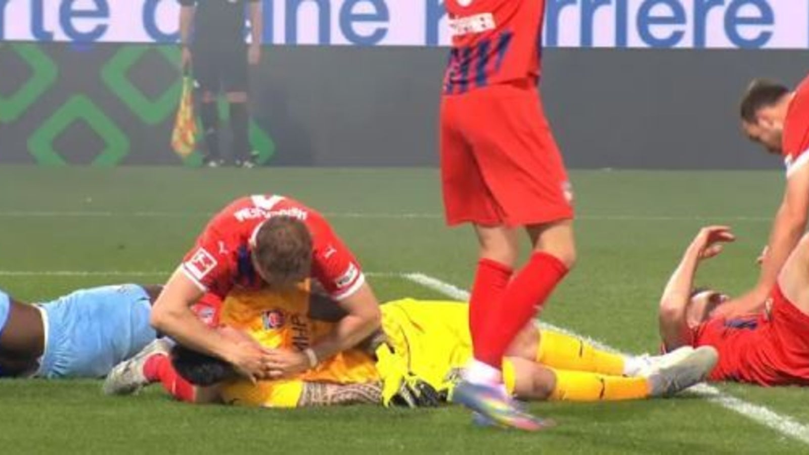 Drama um Bundesliga-Goalie: Mit Trage vom Feld - sport24.at