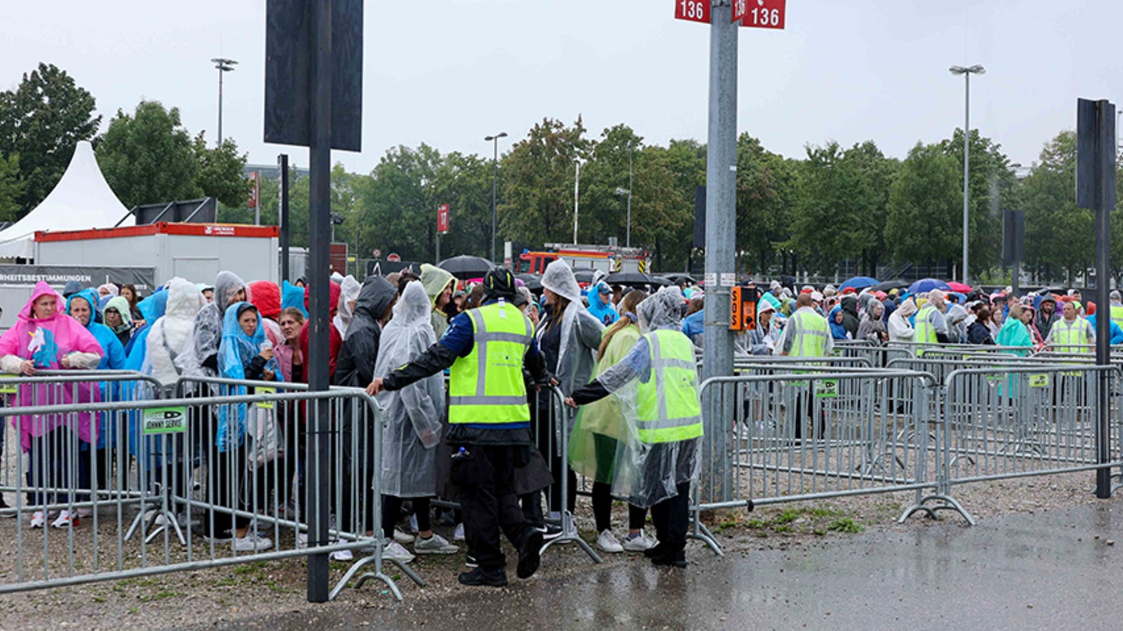Helene-Fans warten im Regen auf Einlass - stars24
