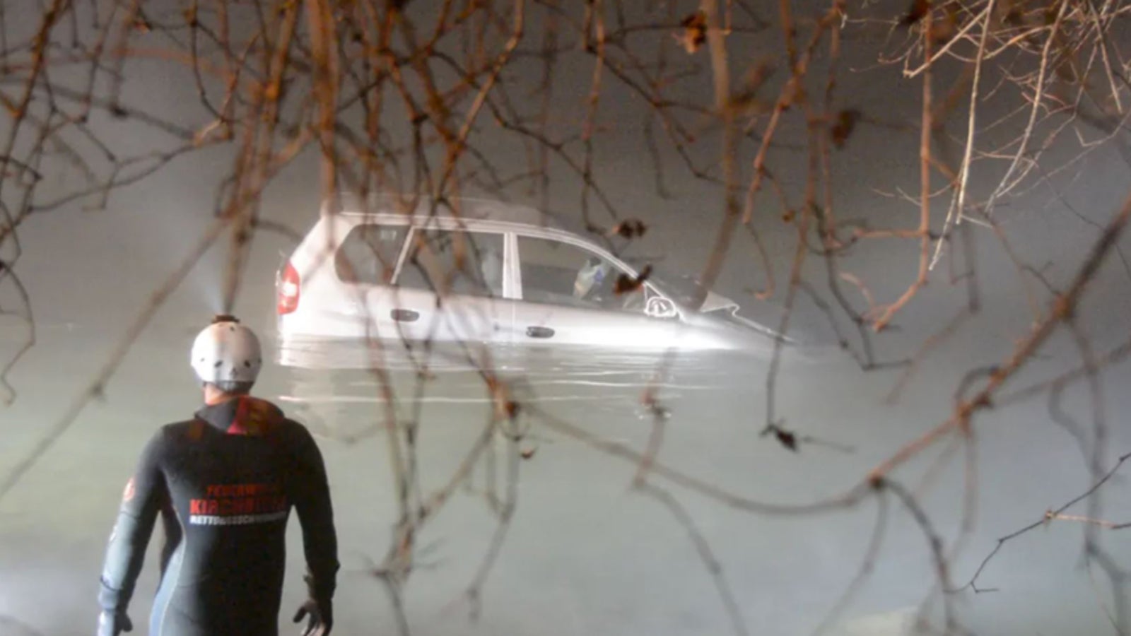 Alko-Lenker (18) landete mit PKW im Fluss - oe24.at