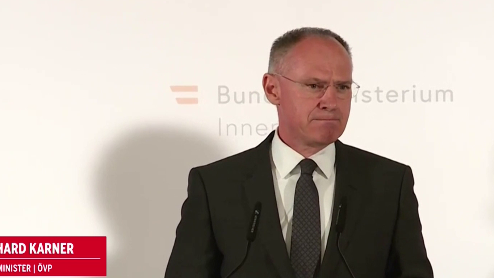 Karner präsentiert Schlepperbericht 2022 - oe24.tv