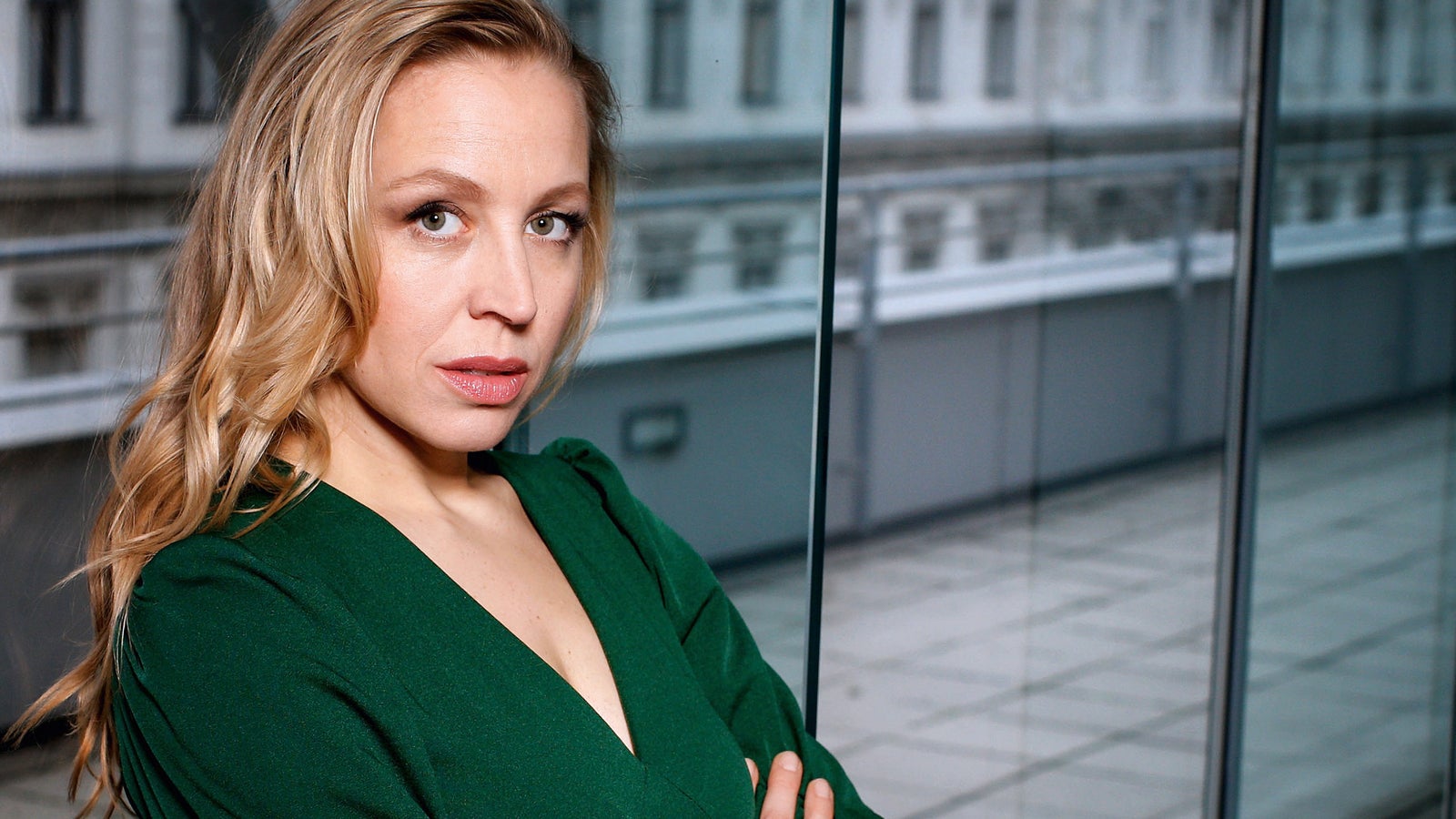 Nina Proll auf Facebook mit Frontalangriff gegen die ÖBB - stars24