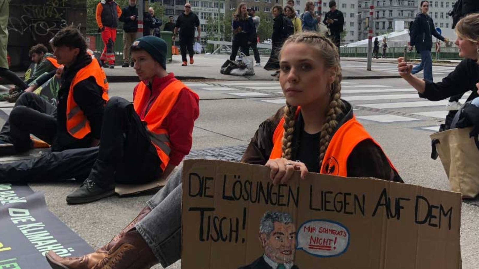 Klima-Kleber-Aktionen erreichen neue Dimension: 45 Festnahmen - oe24.at