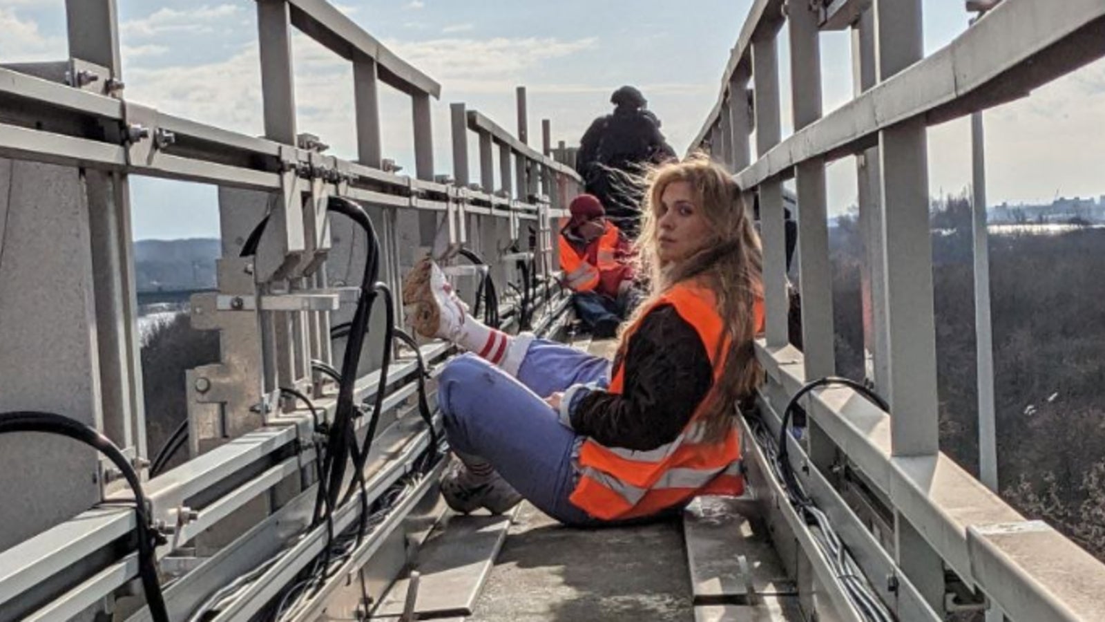 Polizei lässt Klima-Kleber festgeklebt zurück - oe24.at