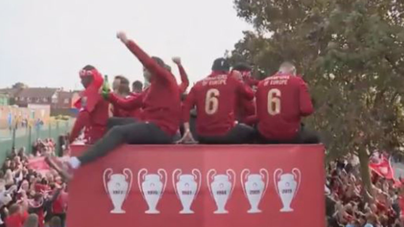 Klopp fällt beim Feiern fast vom Liverpool-Bus - sport24.at