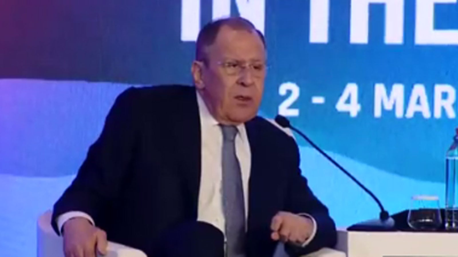 Publikum lacht Putin-Minister Lawrow aus - oe24.at