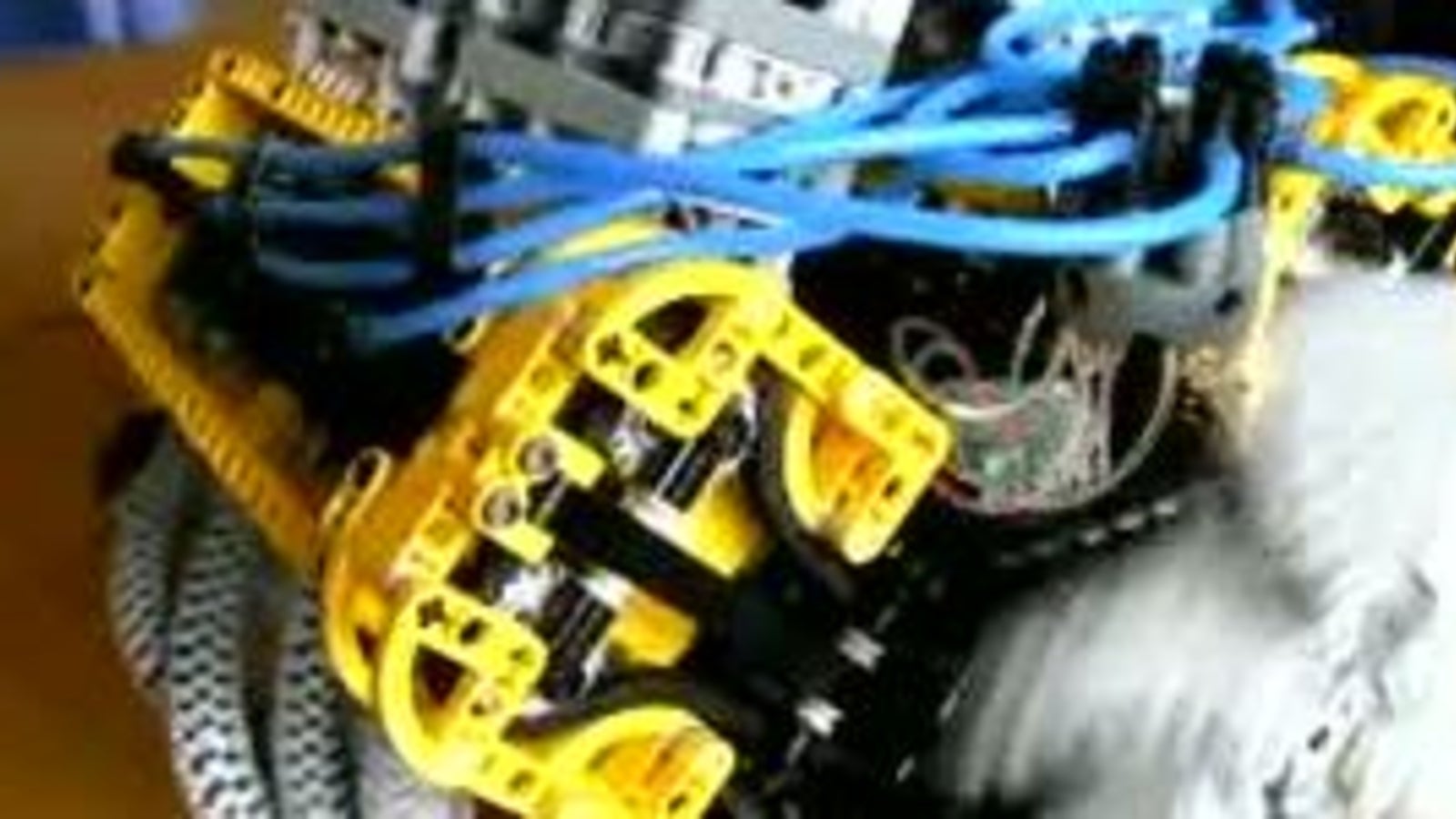 Tüftler baut funktionsfähigen V8-Motor aus Lego - oe24.tv