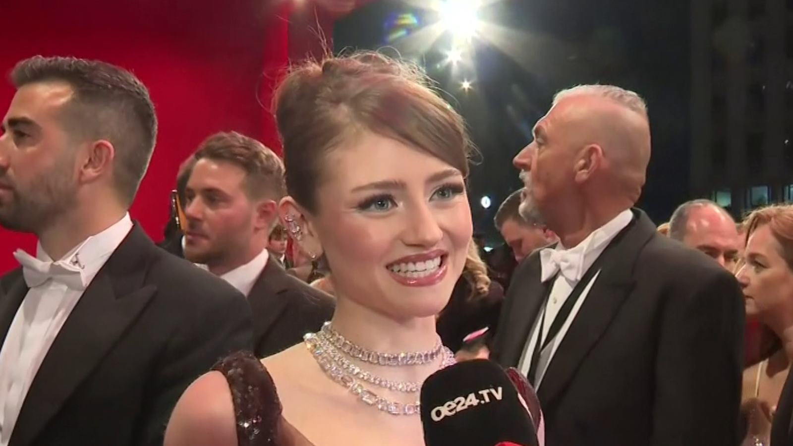 Leni Klum | Starauflauf beim Wiener Opernball 2025 - oe24.tv