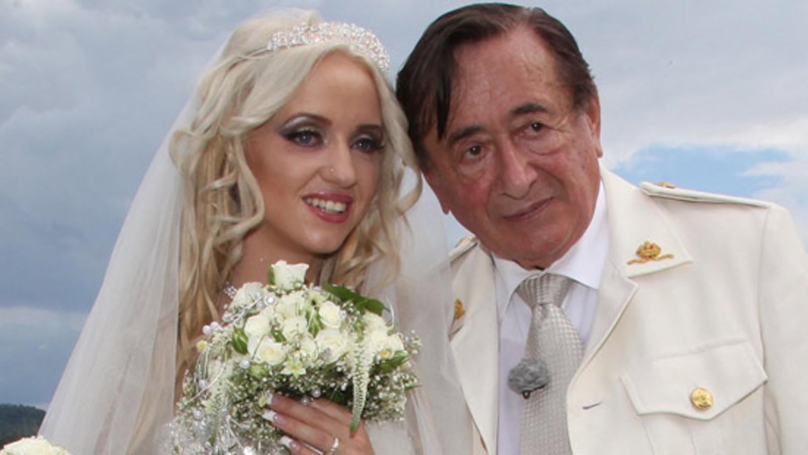 Lugner-Hochzeit: Spatzi in Kutsche - stars24