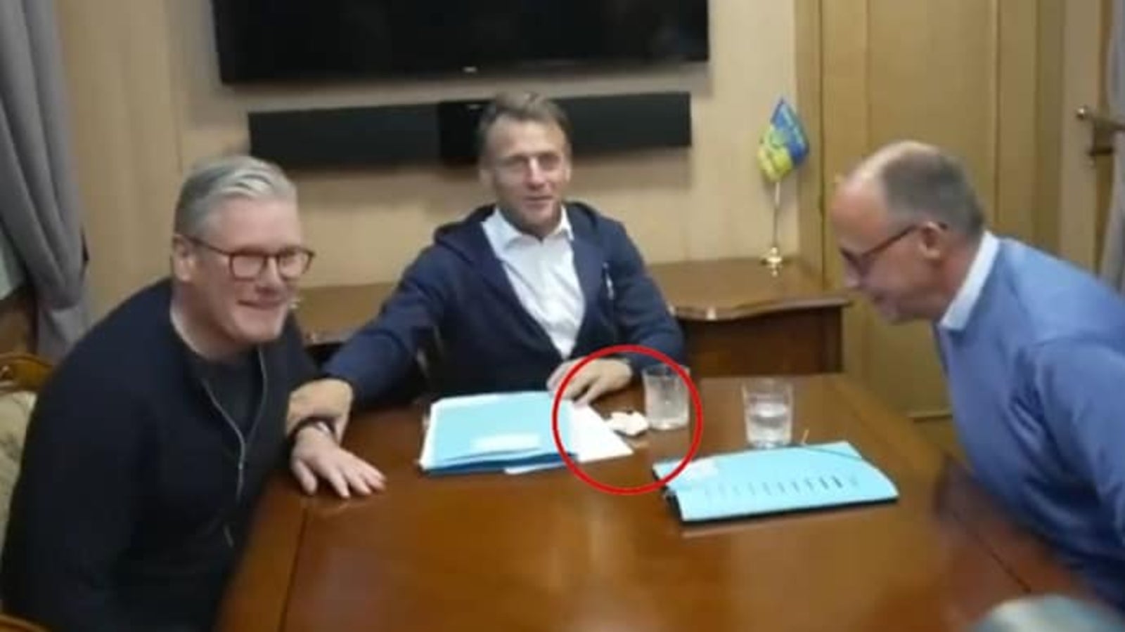 Wilde Gerüchte: Liegt da Koks vor Macron auf dem Tisch? - oe24.at