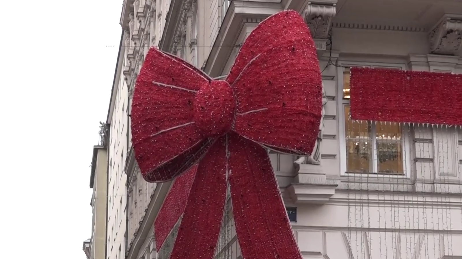 Wiener Weihnachts-Wahnsinn um XXL-Mascherl - oe24.tv