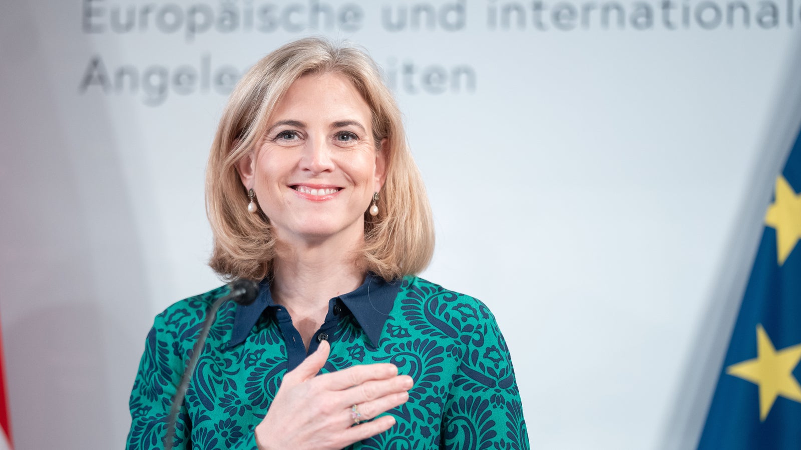 Meinl-Reisinger in Bukarest: Daumendrücken für ÖFB-Team - Politik-Live