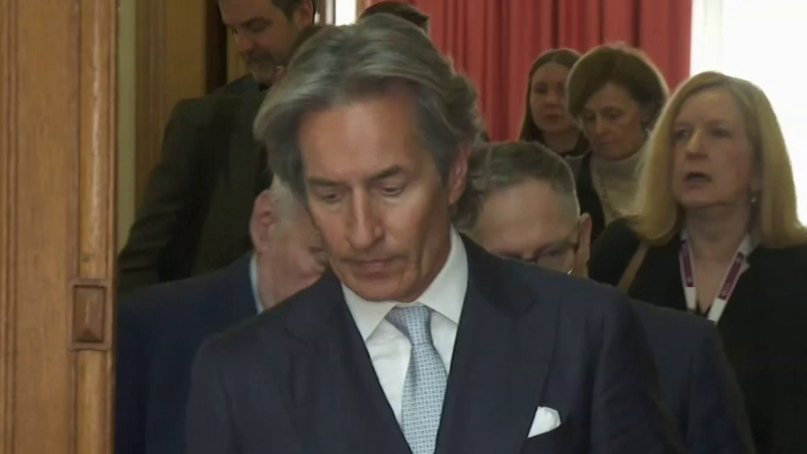 Grasser: Fußfessel erst nach einem Jahr - und nur für 2 Zimmer ...