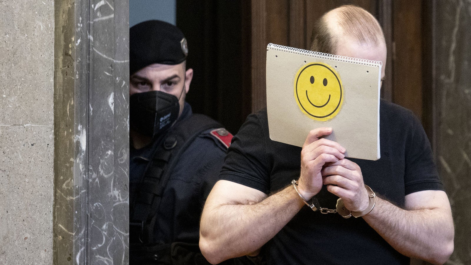 Zehn Jahre Haft für Neonazi-Rapper ''Mr. Bond'' - oe24.at
