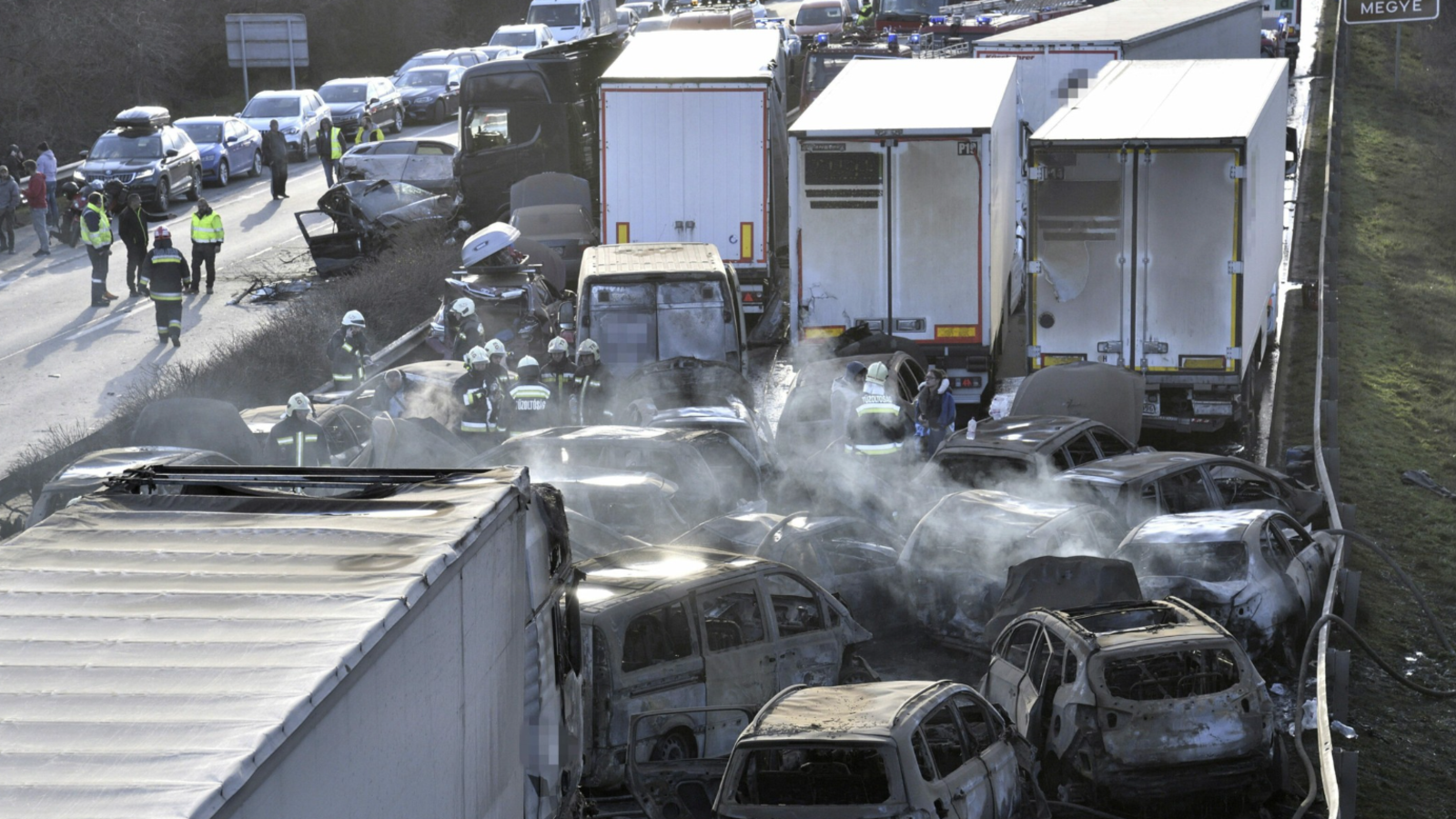 Staub löste Massen-Crash auf Autobahn aus – 17 Autos in Flammen - oe24.at