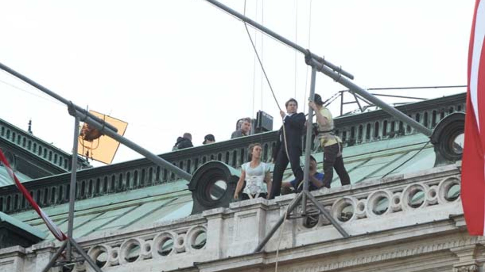 Stunt-Proben am Dach der Oper - oe24.at