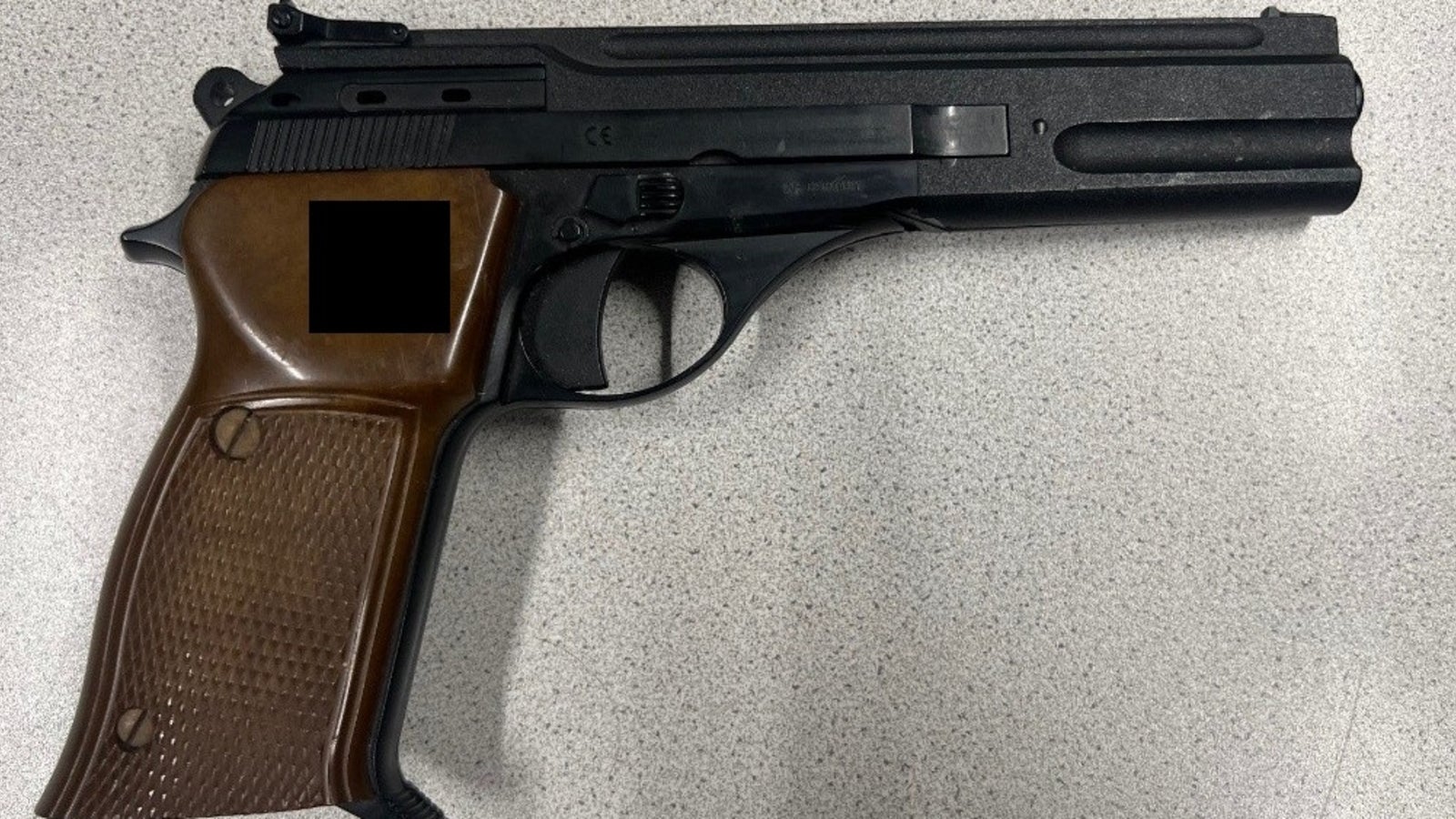 Mit Fake-Waffe: 57-Jähriger bedrohte Jugendliche in Einkaufszentrum ...