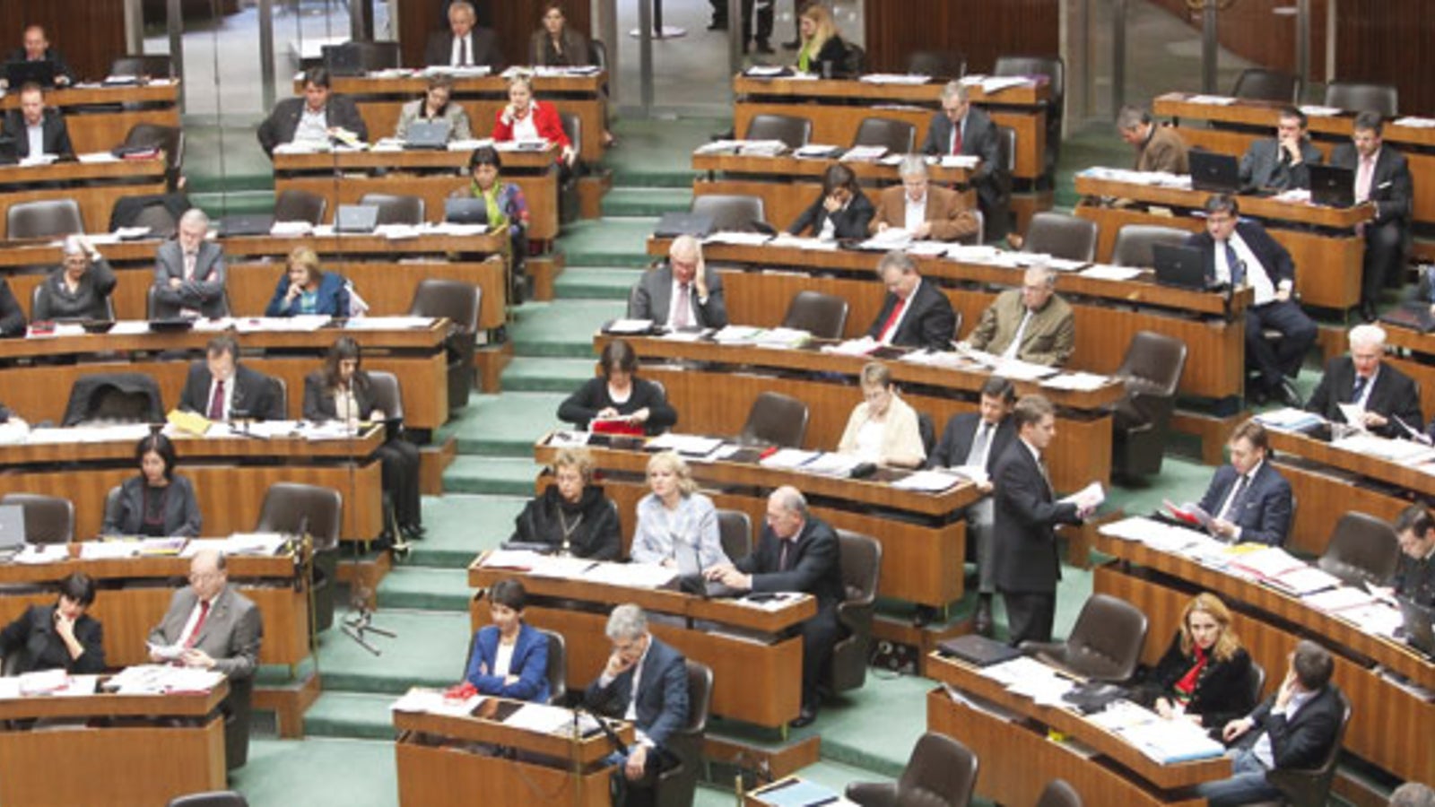 Wehrpflicht-Streit im Parlament - Politik-Live
