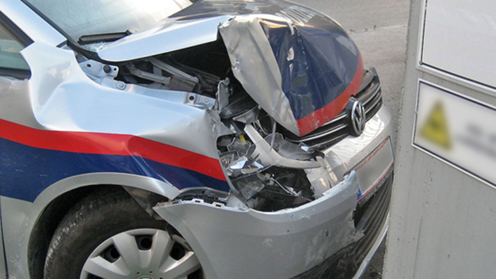 Polizei kracht bei Verfolgung in Betonsteher - oe24.at