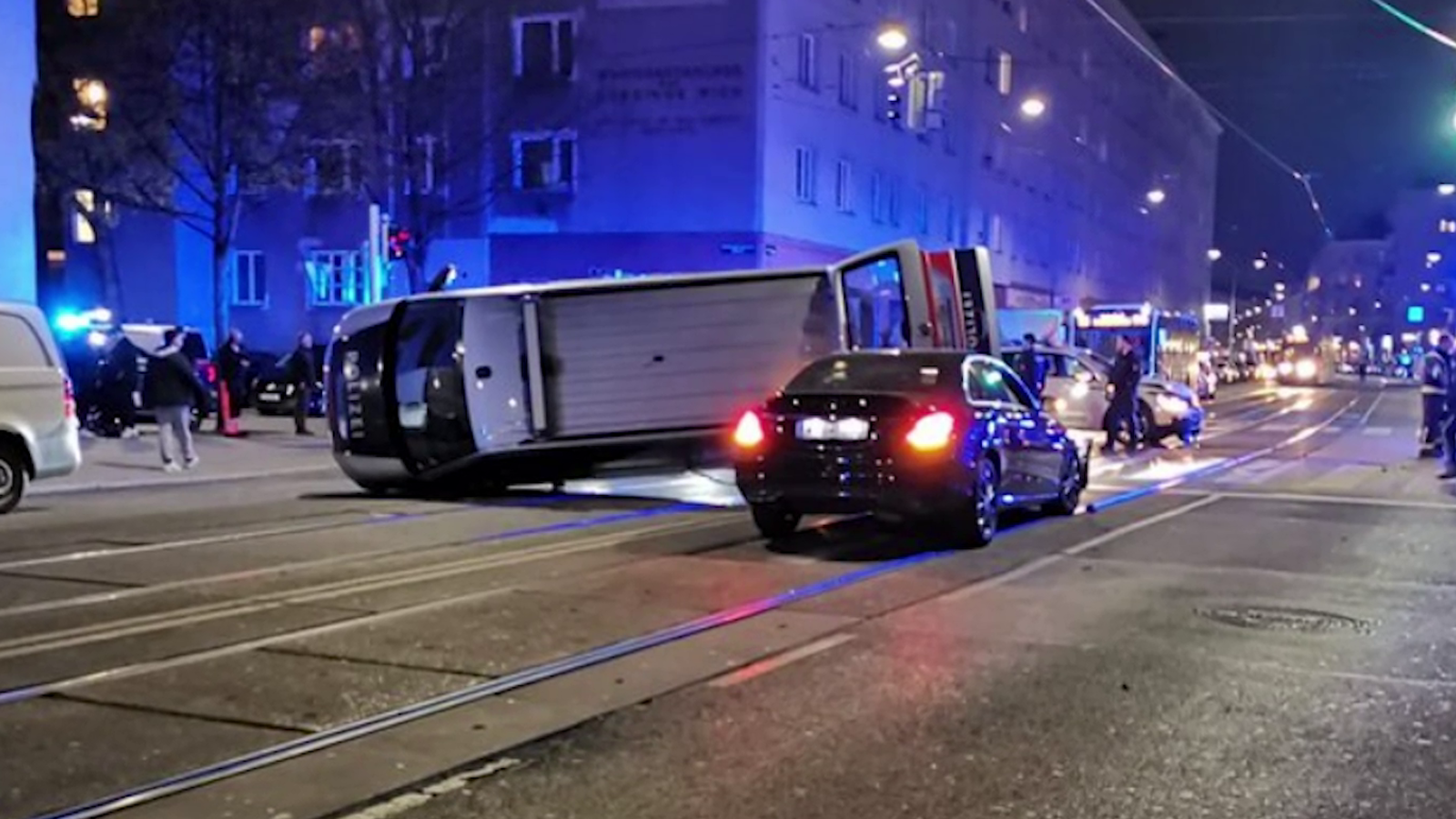 Unfall mit Polizeibus in Wien - oe24.tv