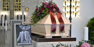 Begräbnis von Peter Rapp: Familie und Fans nehmen Abschied - stars24