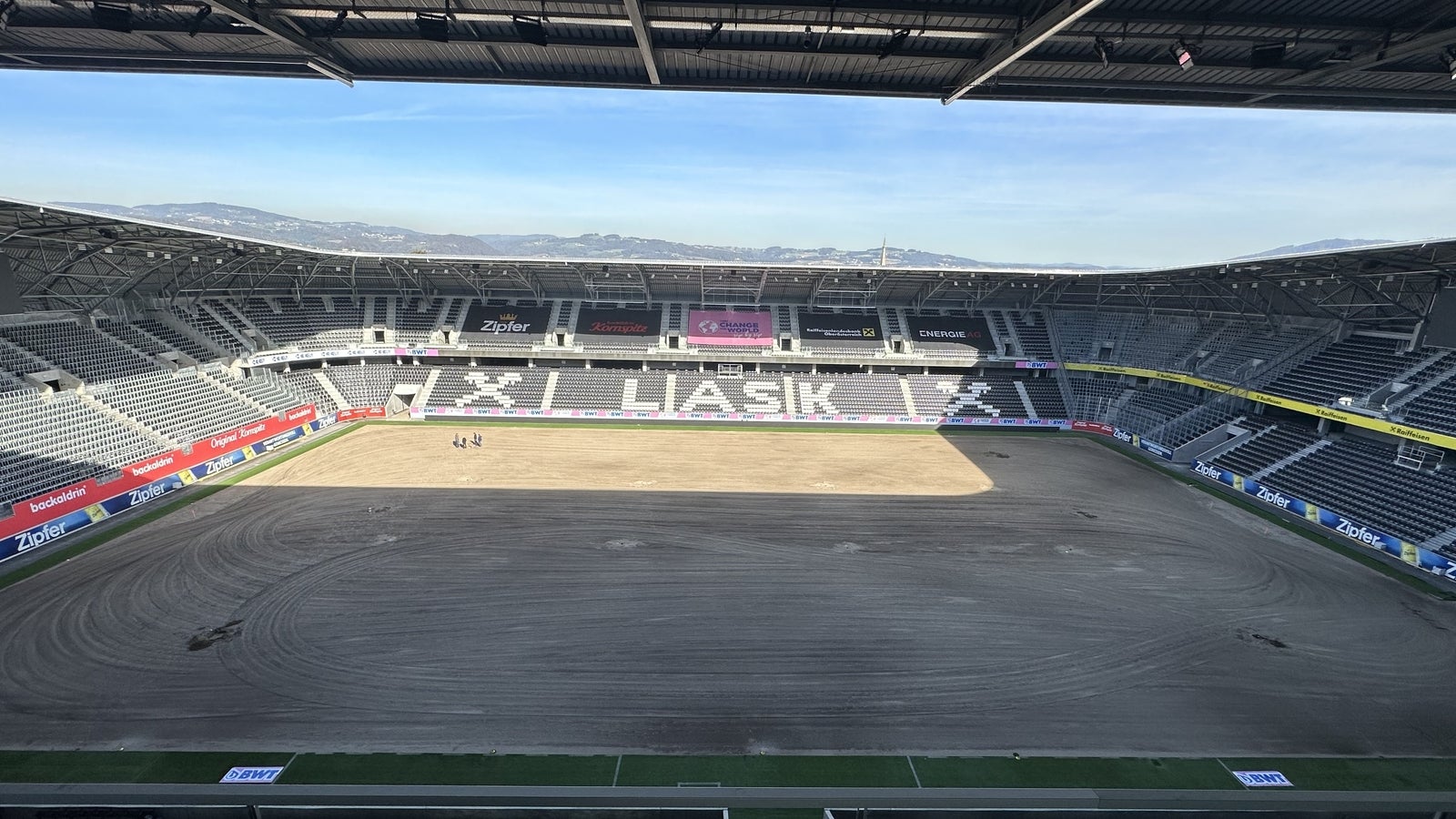 Lask-Arena: Jetzt rollt der Rasen an - oe24.at