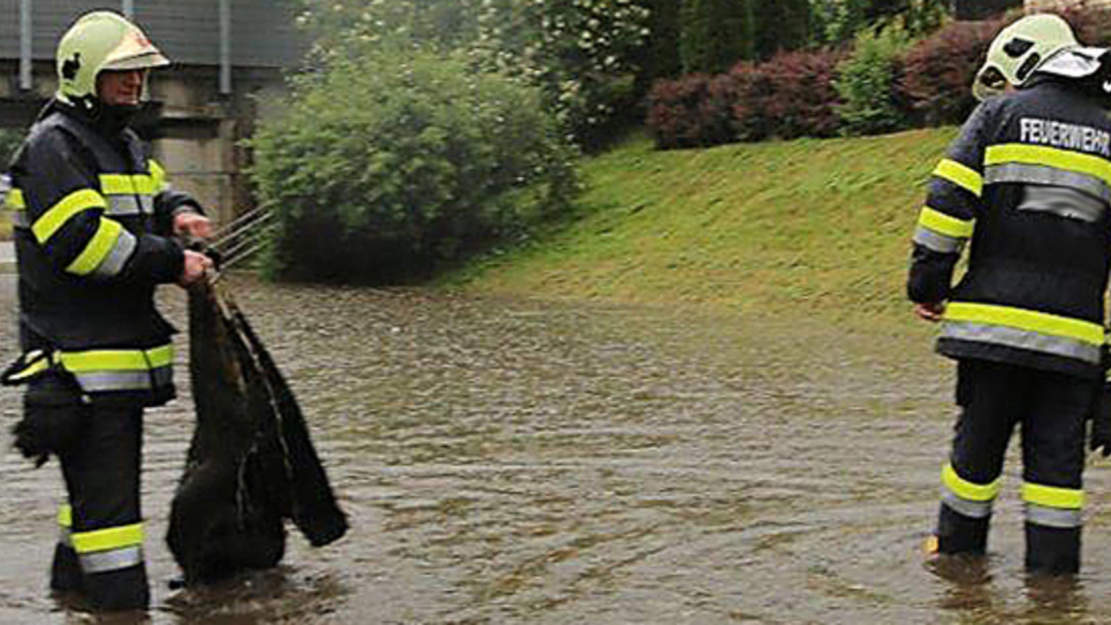 Starkregen setzt Braunau unter Wasser - oe24.at