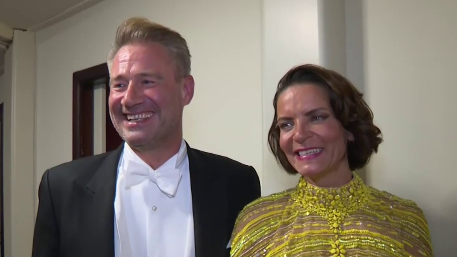 Sascha & Ehefrau Julia | Starauflauf beim Wiener Opernball 2025 - oe24.tv