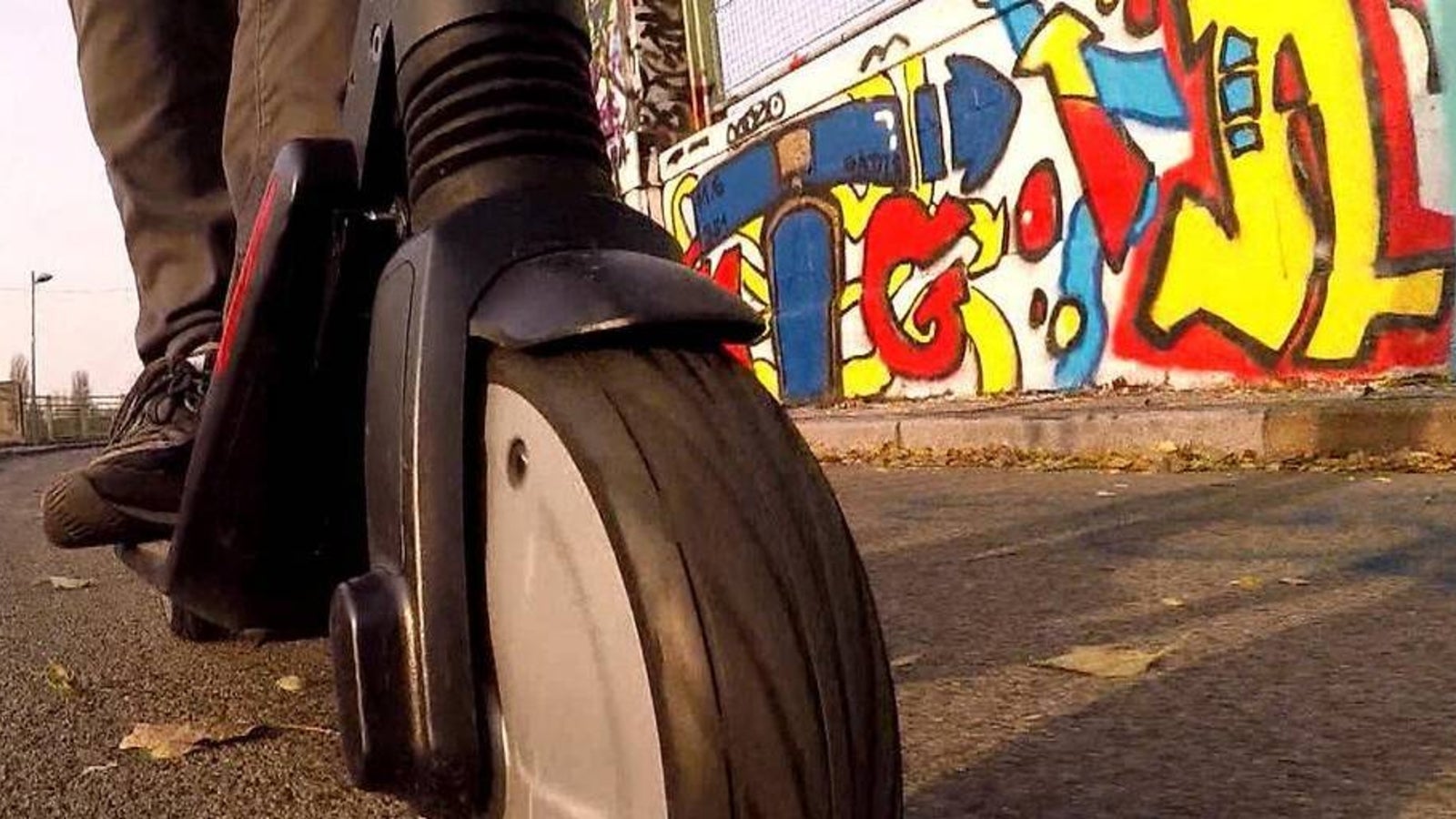 Bub auf E-Scooter kracht gegen Auto – schwer verletzt - oe24.at