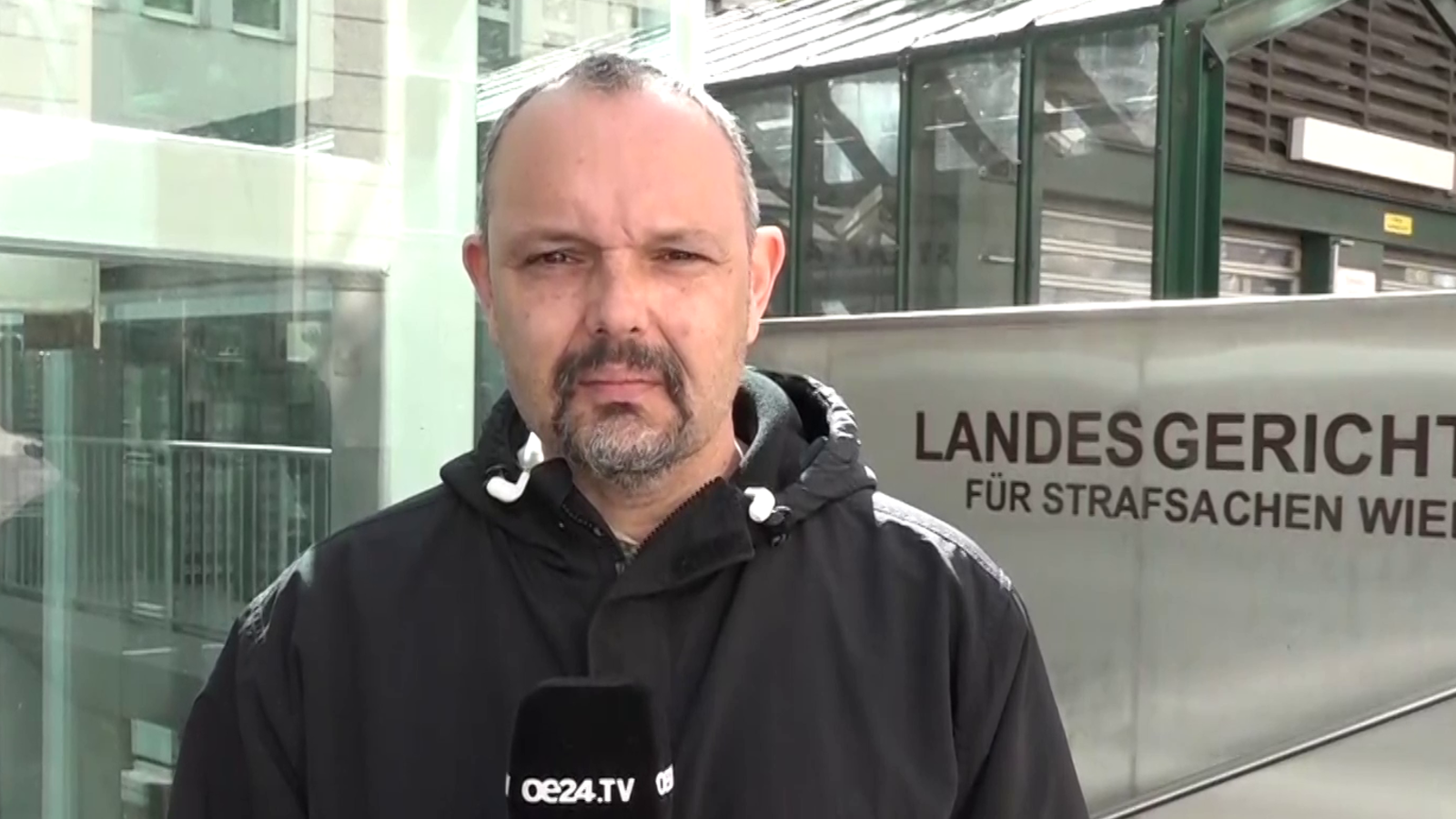 Martin Sellner wegen Verhetzung vor Gericht - oe24.tv