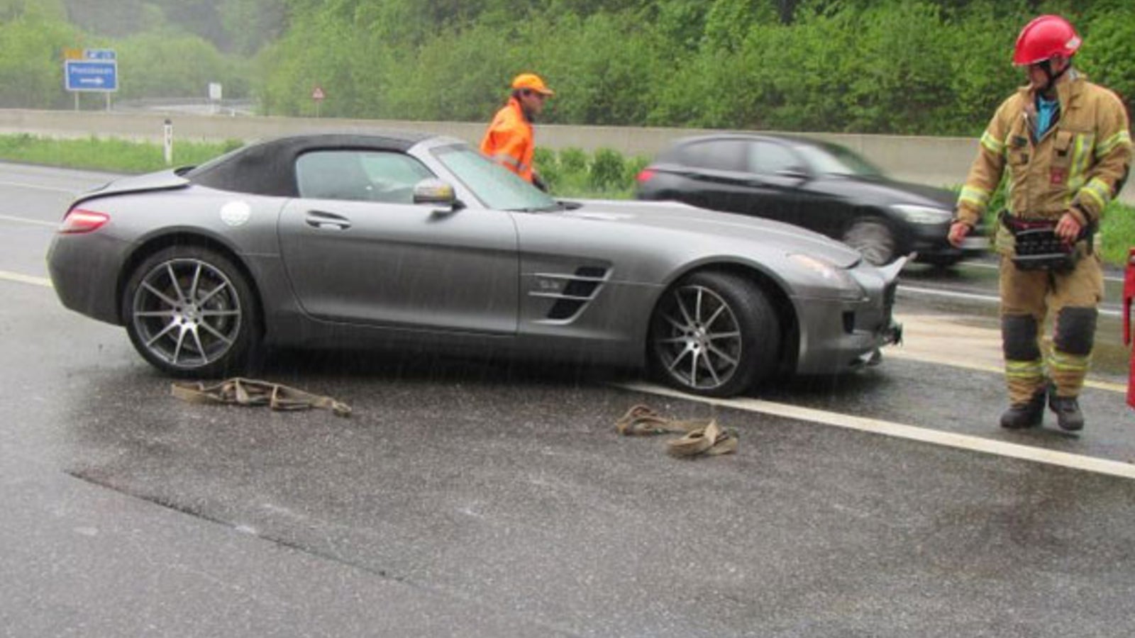Mercedes SLS AMG auf A1 gecrasht - oe24.at