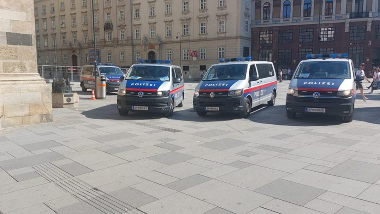 Schock in Wien: Mann zündet sich am Stephansplatz an - oe24.at
