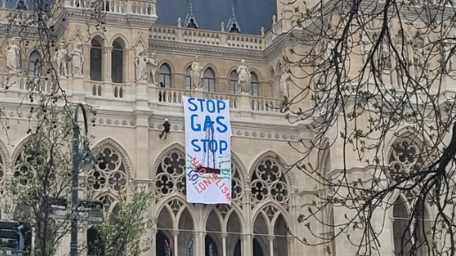 Banner "Stop Gas" am Wiener Rathaus entrollt - oe24.at