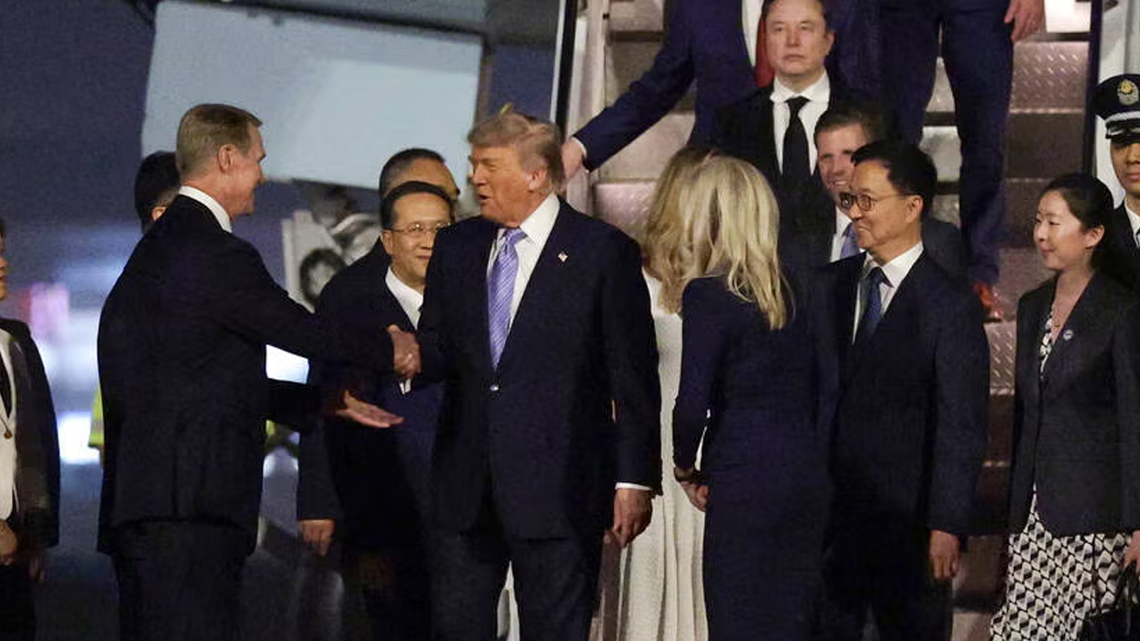 Trump zum Mega-Gipfel in Peking eingetroffen - oe24.tv