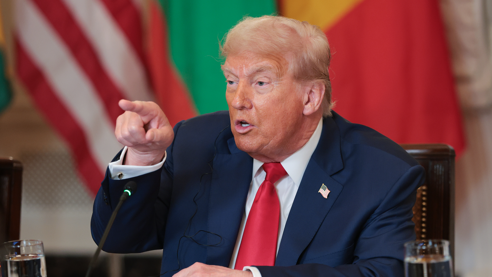 Trump droht EU & Kanada mit neuen pauschalen Strafzöllen - oe24.tv