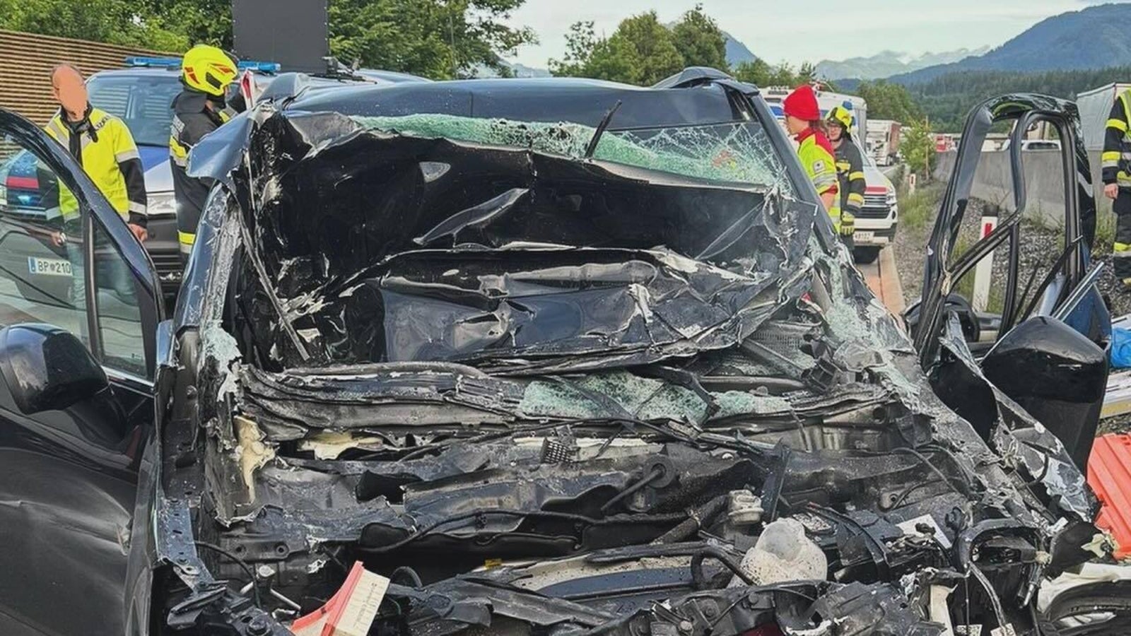 Nach Auffahrunfall im Wrack eingeklemmt - oe24.at