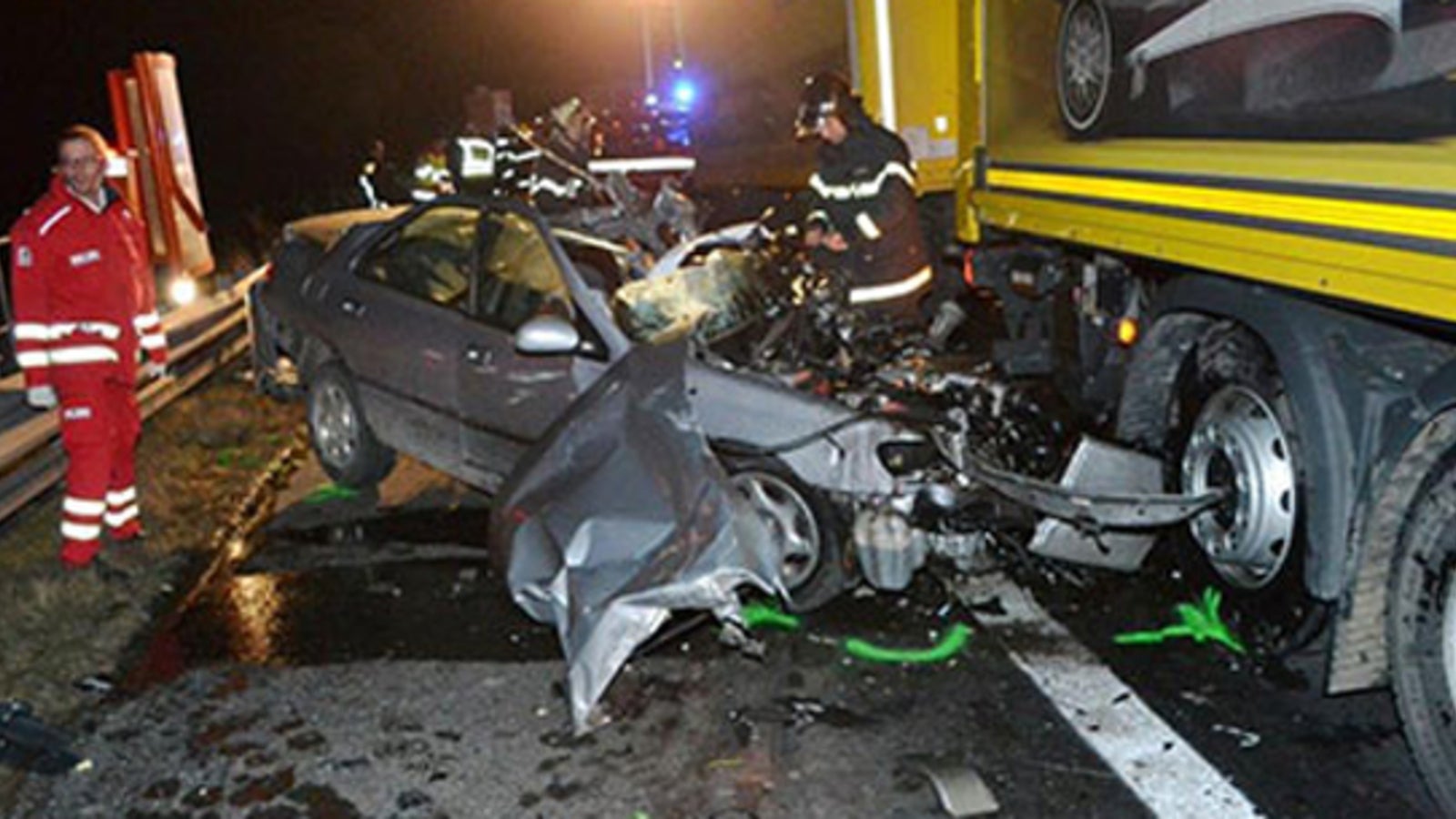 Auto kracht in stehenden Lkw: Fahrer tot - oe24.at