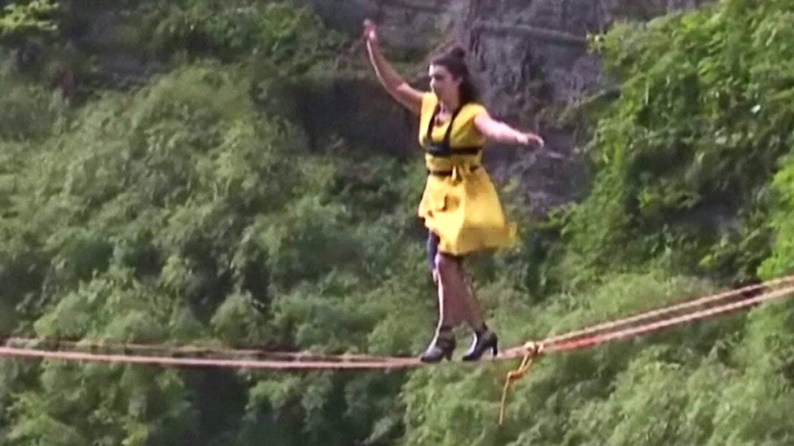 In High Heels auf der Slackline - oe24.tv