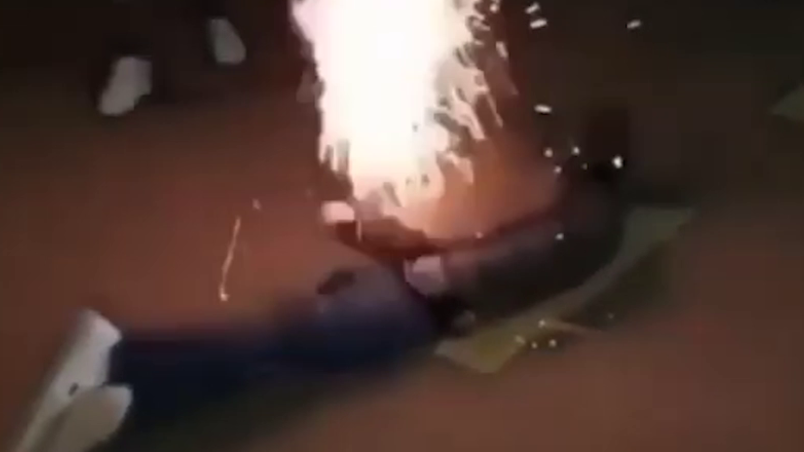 Jugendlicher zündet Feuerwerk zwischen Po-Backen an - oe24.tv