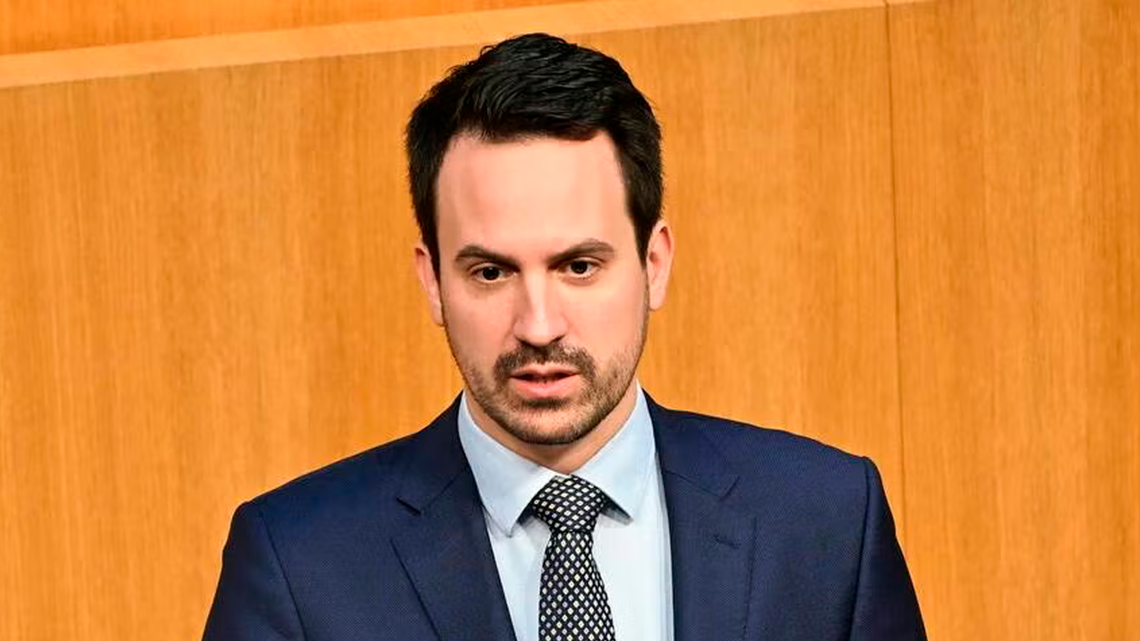 Sicherheitsgründe: Blickdichte Vorhänge um 11.000 Euro für Wiederkehr ...