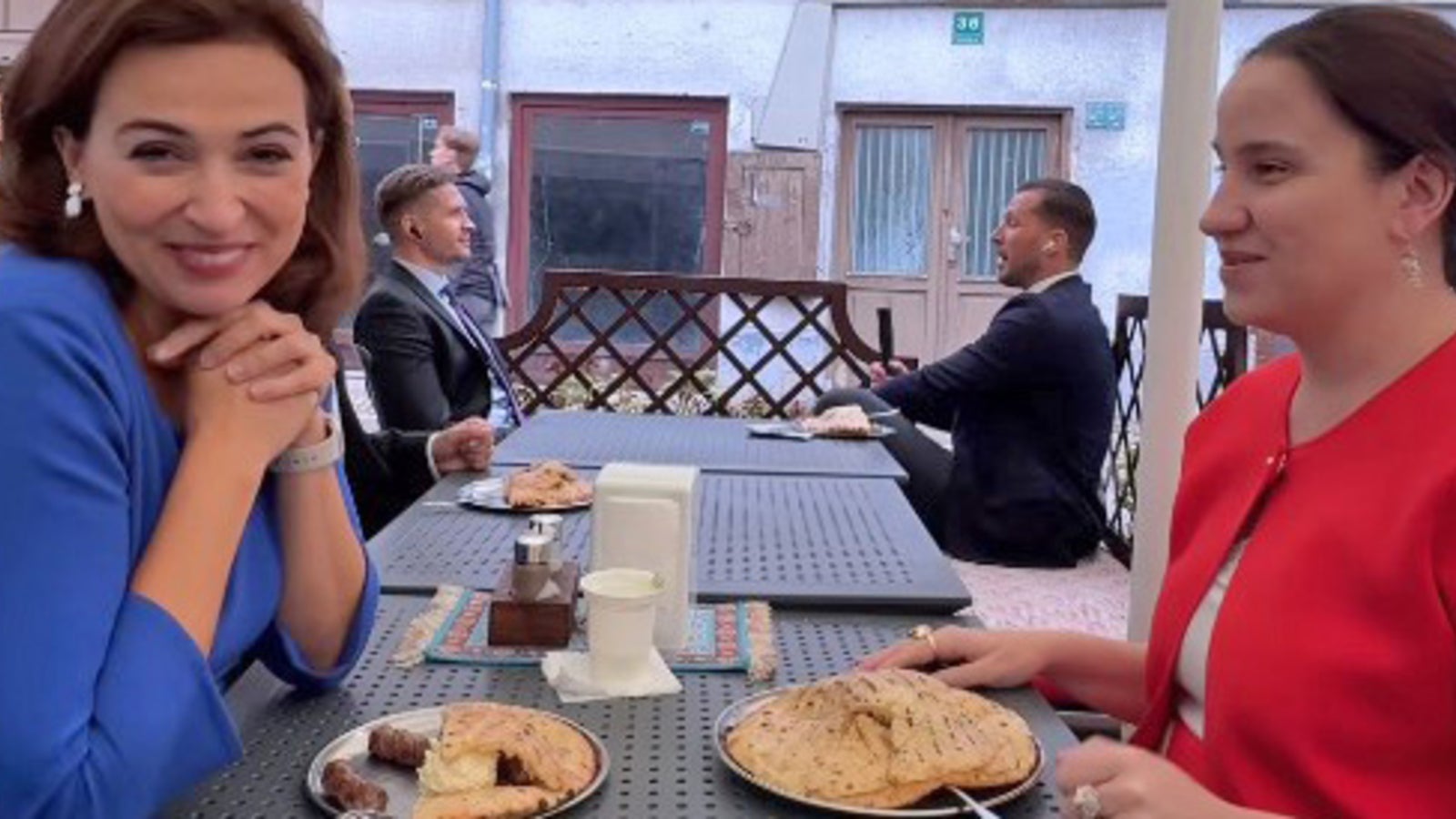 Alma Zadic auf grüner Cevapcici-Tour - Politik-Live